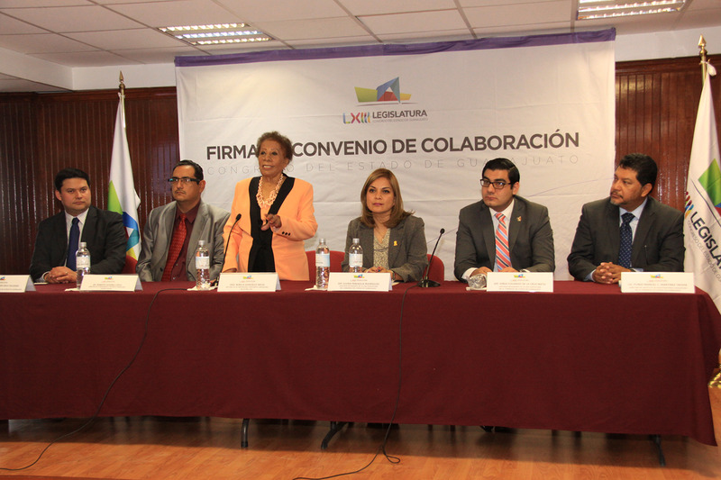 Grande_firma_convenio_colaboraci_n_congreso-uca_celaya_03