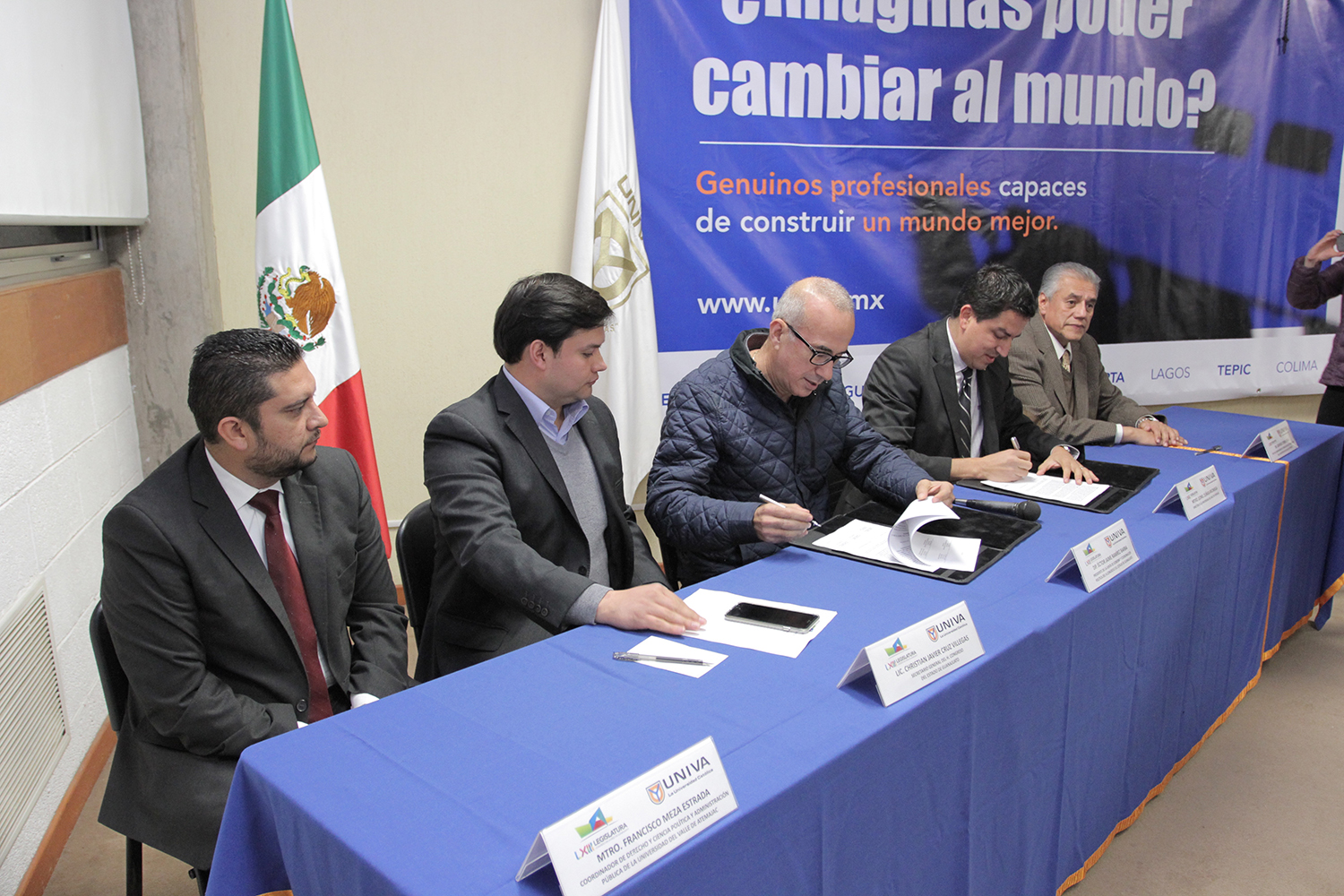 Grande_firma_convenio_congreso-univa_le_n_130116-04