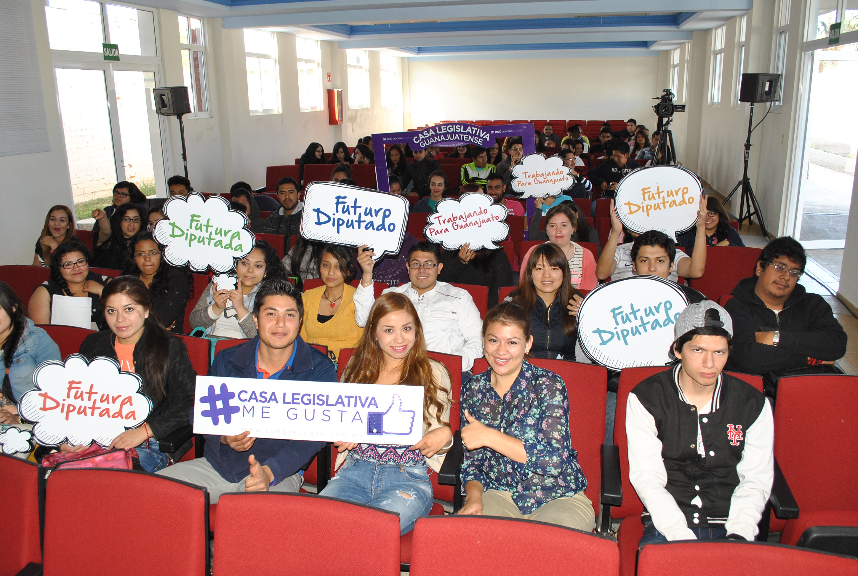 Grande_firma_convenio__congreso-uca_ac_mbaro_040416-09