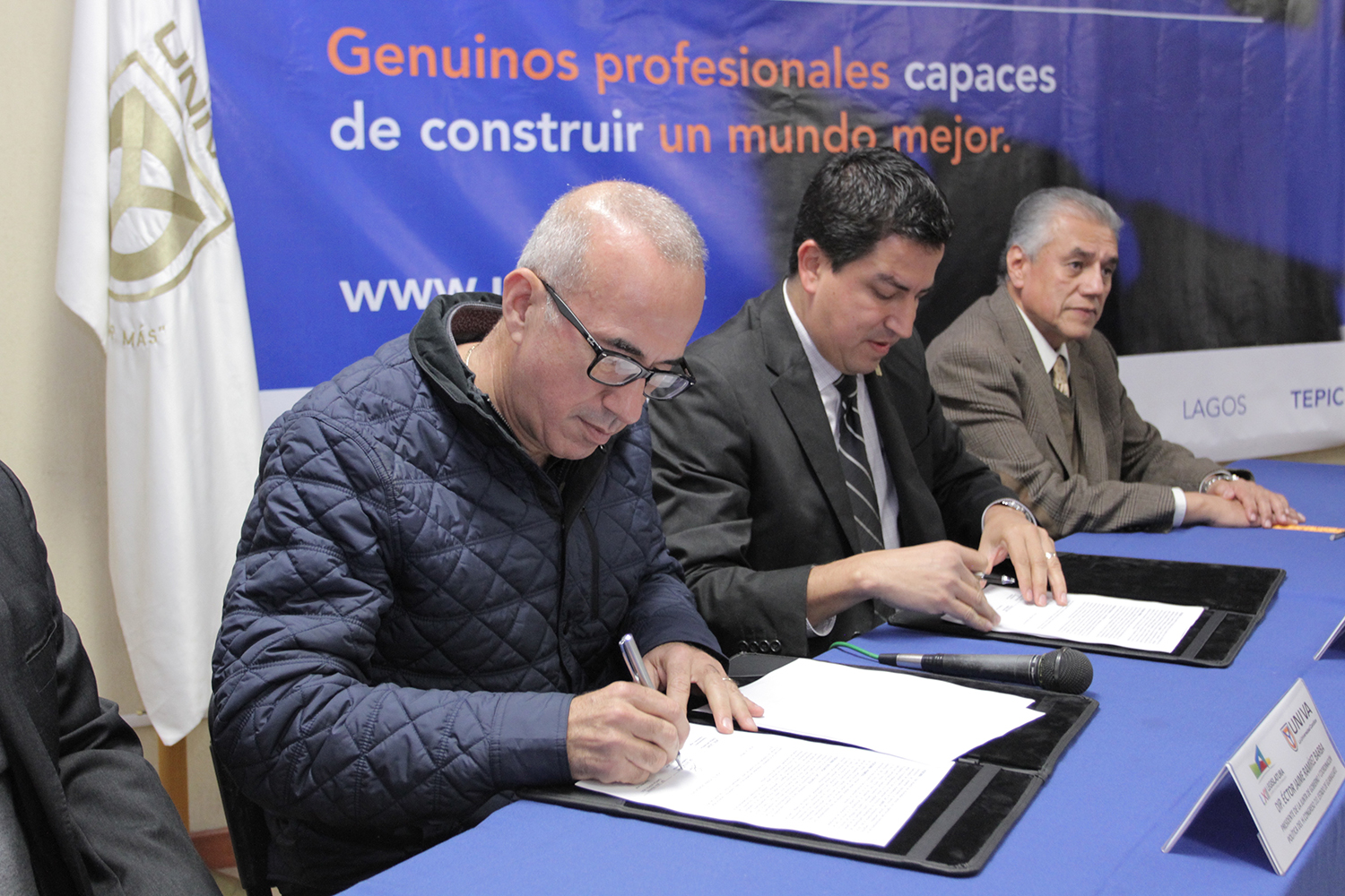 Grande_firma_convenio_congreso-univa_le_n_130116-05